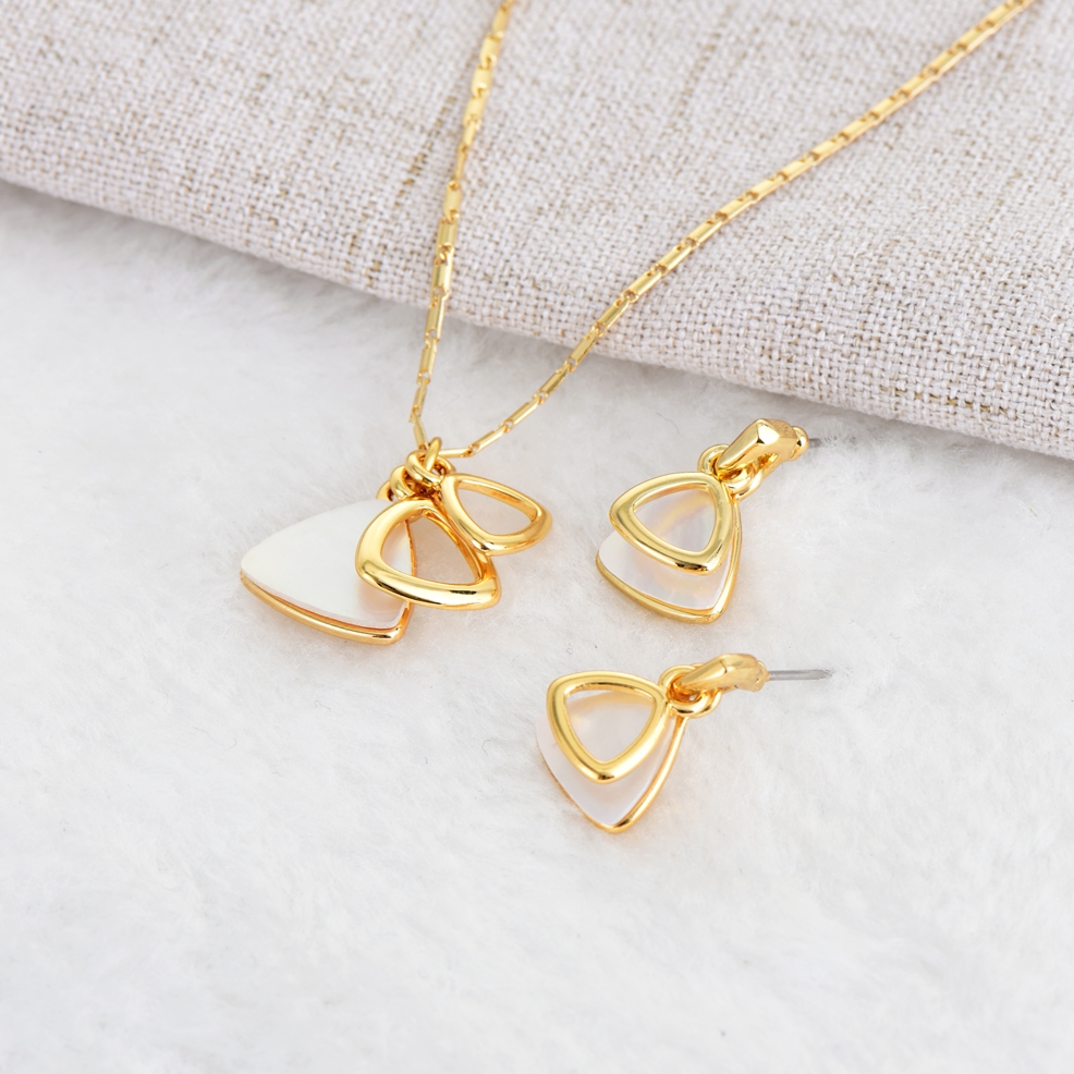Beautiful Shell White Necklace and Earring Set